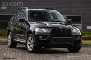 Black BMW X5 2010 in Jelgava, with an engine capacity of 3.00 L and mileage of 263 thousand km for 9450 €, photo 3 on AUTOMOTO.COM.LV