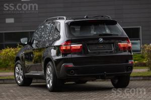 Black BMW X5 2010 in Jelgava, with an engine capacity of 3.00 L and mileage of 263 thousand km for 9450 €, photo 7 on AUTOMOTO.COM.LV
