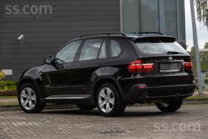 Black BMW X5 2010 in Jelgava, with an engine capacity of 3.00 L and mileage of 263 thousand km for 9450 €, photo 8 on AUTOMOTO.COM.LV