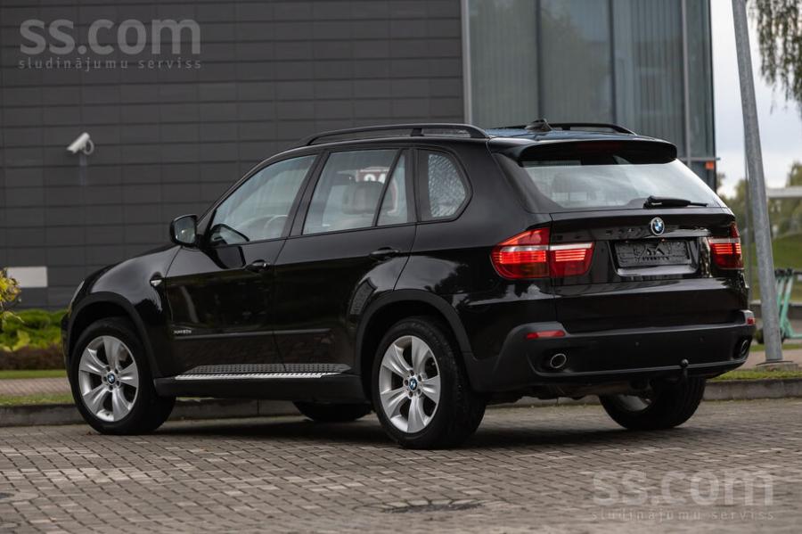Black BMW X5 2010 in Jelgava, with an engine capacity of 3.00 L and mileage of 263 thousand km for 9450 €, photo 8 on AUTOMOTO.COM.LV