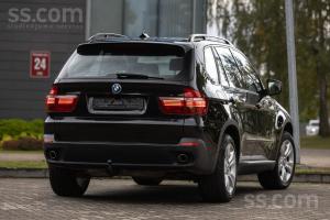Black BMW X5 2010 in Jelgava, with an engine capacity of 3.00 L and mileage of 263 thousand km for 9450 €, photo 9 on AUTOMOTO.COM.LV