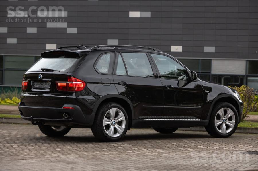 Black BMW X5 2010 in Jelgava, with an engine capacity of 3.00 L and mileage of 263 thousand km for 9450 €, photo 10 on AUTOMOTO.COM.LV