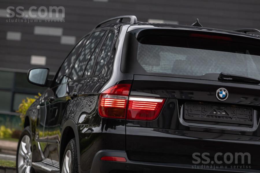 Black BMW X5 2010 in Jelgava, with an engine capacity of 3.00 L and mileage of 263 thousand km for 9450 €, photo 11 on AUTOMOTO.COM.LV