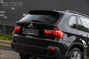Black BMW X5 2010 in Jelgava, with an engine capacity of 3.00 L and mileage of 263 thousand km for 9450 €, photo 12 on AUTOMOTO.COM.LV