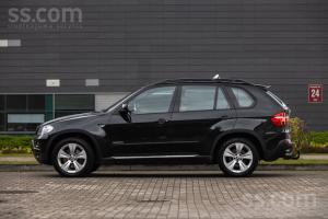 Black BMW X5 2010 in Jelgava, with an engine capacity of 3.00 L and mileage of 263 thousand km for 9450 €, photo 13 on AUTOMOTO.COM.LV