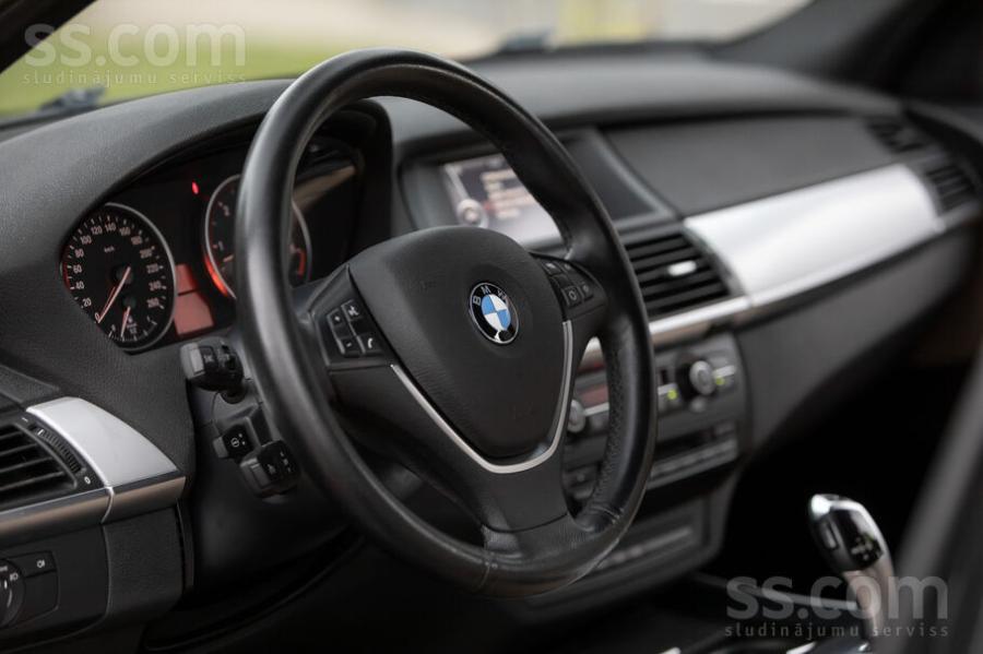 Black BMW X5 2010 in Jelgava, with an engine capacity of 3.00 L and mileage of 263 thousand km for 9450 €, photo 14 on AUTOMOTO.COM.LV