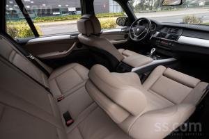 Black BMW X5 2010 in Jelgava, with an engine capacity of 3.00 L and mileage of 263 thousand km for 9450 €, photo 15 on AUTOMOTO.COM.LV