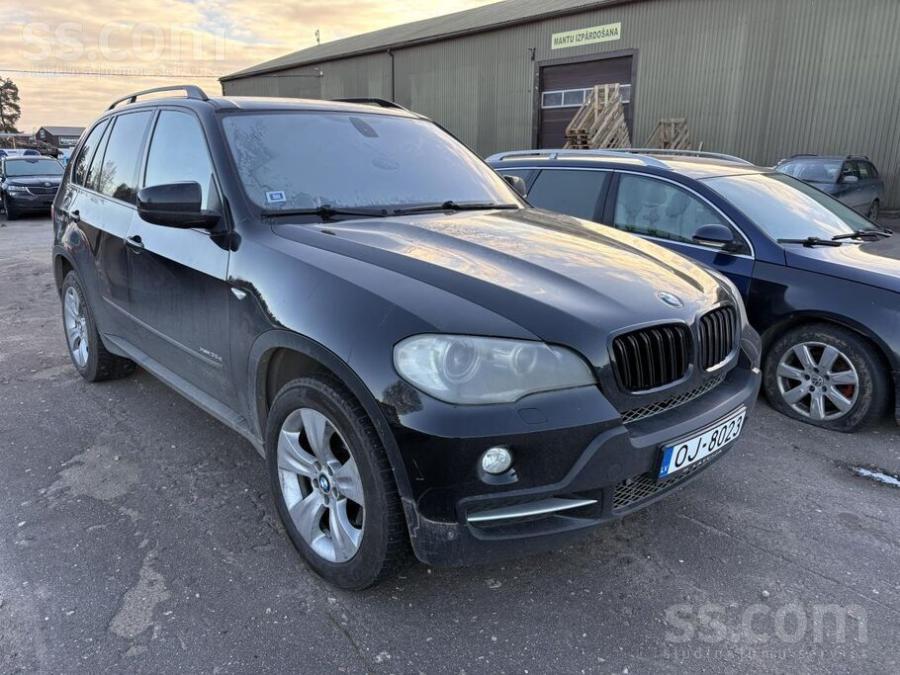 Black BMW X5 2010 in Riga, with an engine capacity of 3.00 L and mileage of 396 thousand km for 5900 €, photo 3 on AUTOMOTO.COM.LV
