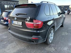 Black BMW X5 2010 in Riga, with an engine capacity of 3.00 L and mileage of 396 thousand km for 5900 €, photo 4 on AUTOMOTO.COM.LV