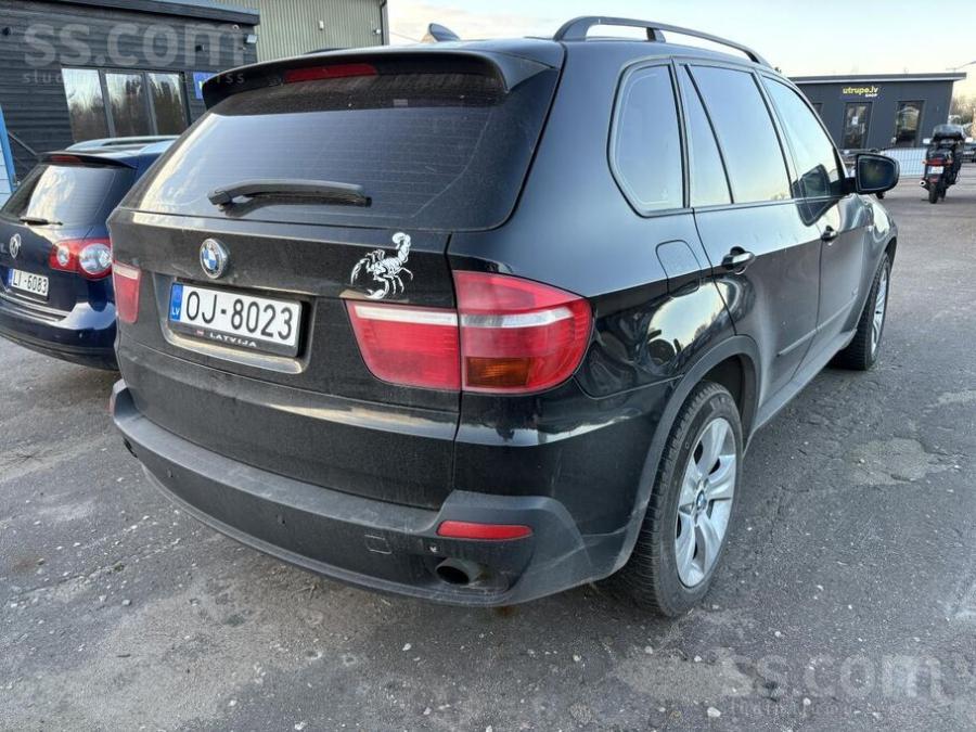Black BMW X5 2010 in Riga, with an engine capacity of 3.00 L and mileage of 396 thousand km for 5900 €, photo 4 on AUTOMOTO.COM.LV