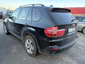 Black BMW X5 2010 in Riga, with an engine capacity of 3.00 L and mileage of 396 thousand km for 5900 €, photo 5 on AUTOMOTO.COM.LV