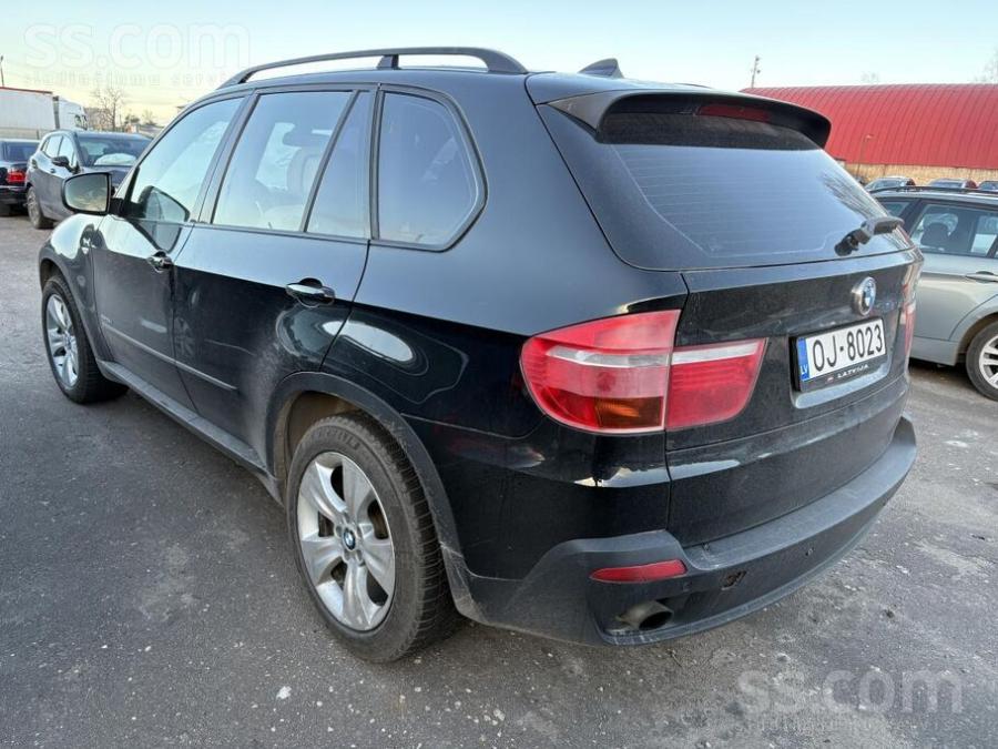 Black BMW X5 2010 in Riga, with an engine capacity of 3.00 L and mileage of 396 thousand km for 5900 €, photo 5 on AUTOMOTO.COM.LV