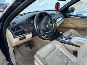 Black BMW X5 2010 in Riga, with an engine capacity of 3.00 L and mileage of 396 thousand km for 5900 €, photo 12 on AUTOMOTO.COM.LV