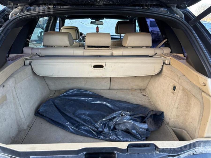 Black BMW X5 2010 in Riga, with an engine capacity of 3.00 L and mileage of 396 thousand km for 5900 €, photo 17 on AUTOMOTO.COM.LV
