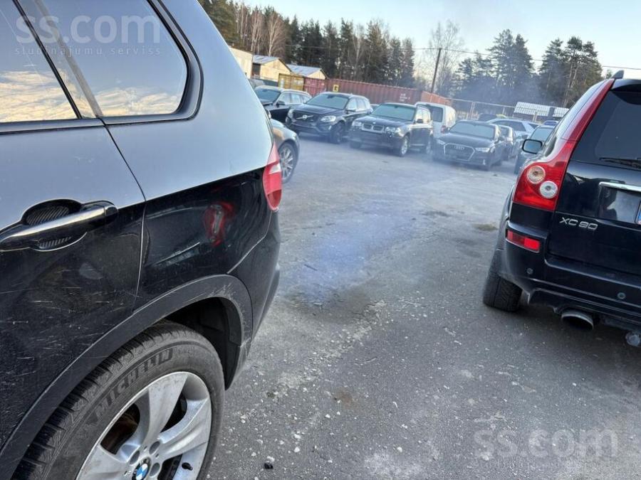 Black BMW X5 2010 in Riga, with an engine capacity of 3.00 L and mileage of 396 thousand km for 5900 €, photo 20 on AUTOMOTO.COM.LV