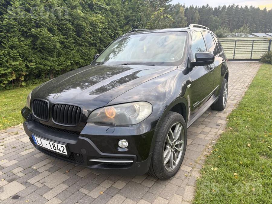 Black BMW X5 2010 in Riga, with an engine capacity of 3.00 L and mileage of 461 thousand km for 5400 €, photo 1 on AUTOMOTO.COM.LV