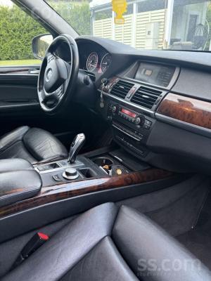 Black BMW X5 2010 in Riga, with an engine capacity of 3.00 L and mileage of 461 thousand km for 5400 €, photo 6 on AUTOMOTO.COM.LV