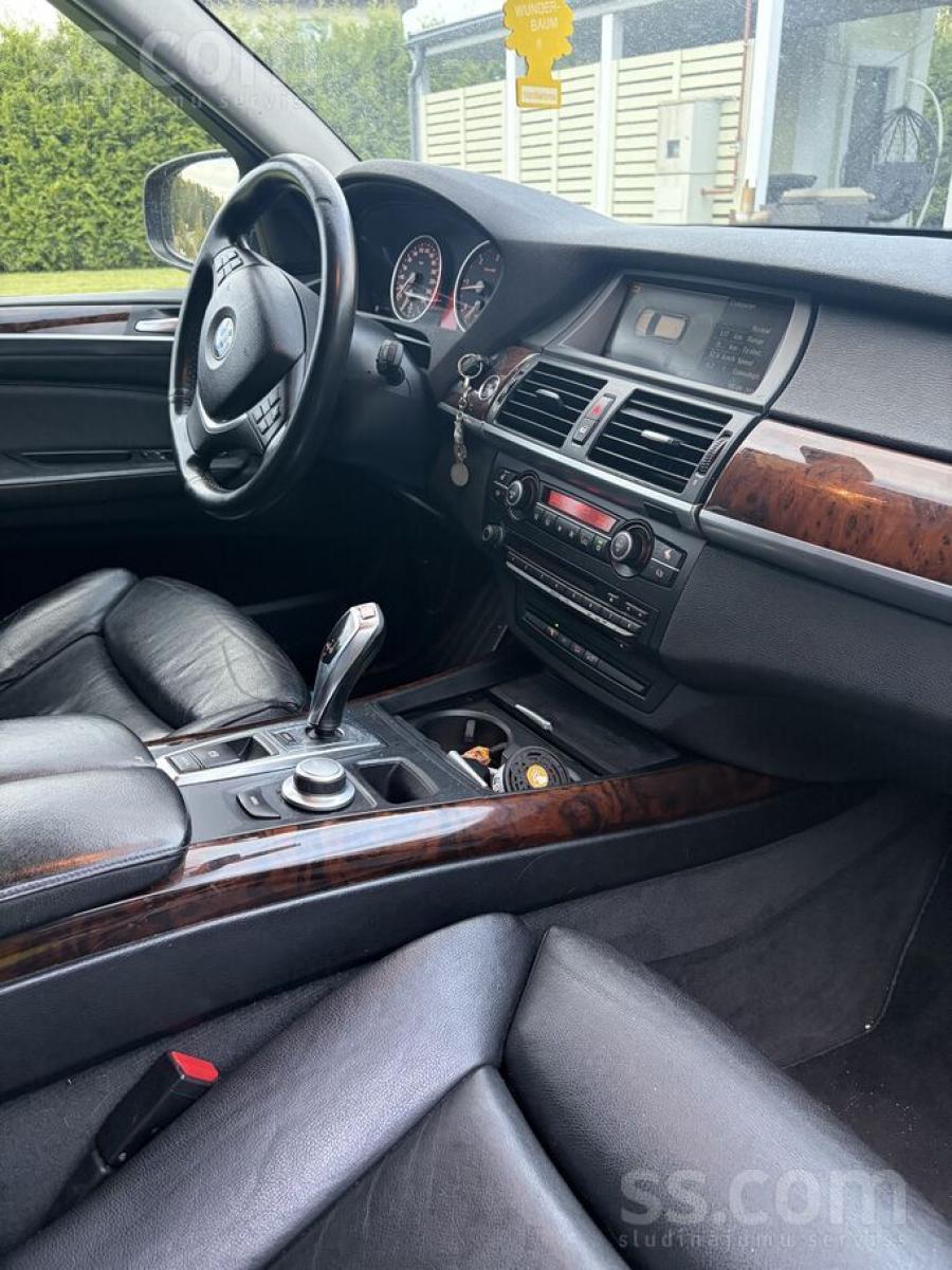 Black BMW X5 2010 in Riga, with an engine capacity of 3.00 L and mileage of 461 thousand km for 5400 €, photo 6 on AUTOMOTO.COM.LV