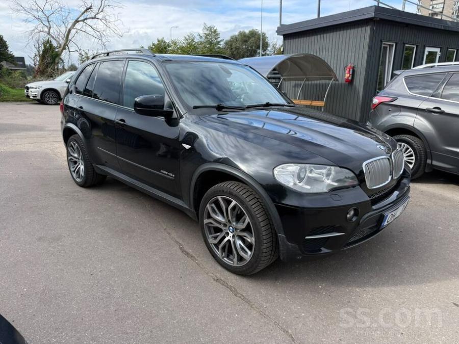 Black BMW X5 2010 in Riga, with an engine capacity of 3.00 L and mileage of 270 thousand km for 7790 €, photo 3 on AUTOMOTO.COM.LV