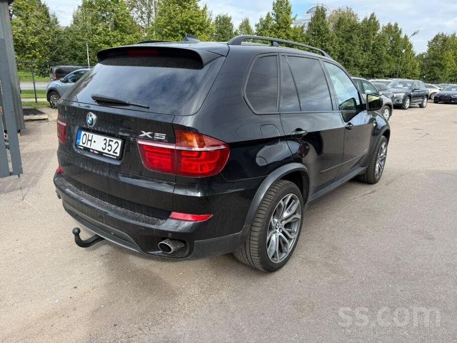 Black BMW X5 2010 in Riga, with an engine capacity of 3.00 L and mileage of 270 thousand km for 7790 €, photo 5 on AUTOMOTO.COM.LV