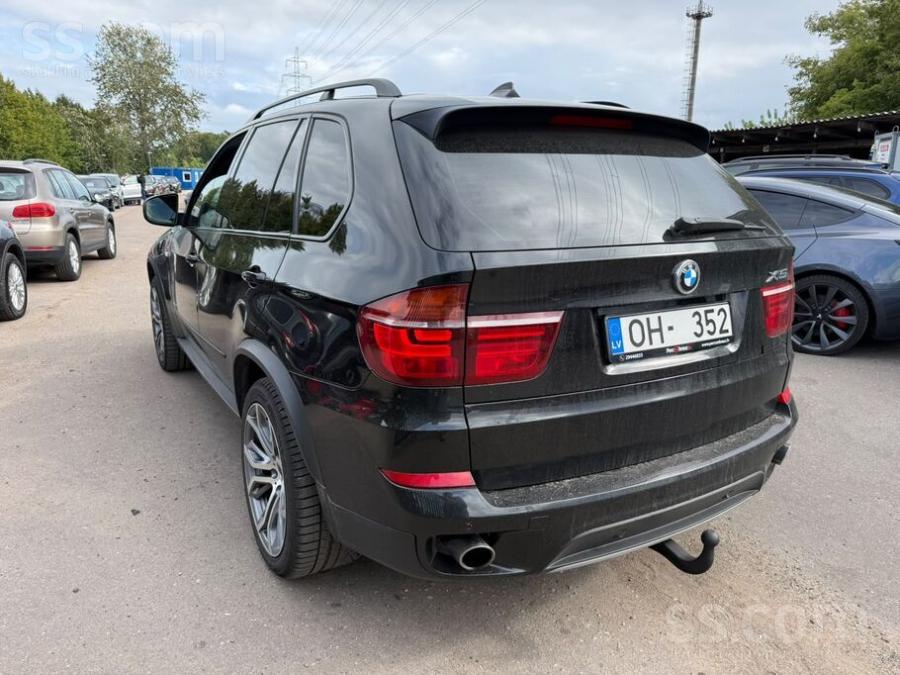 Black BMW X5 2010 in Riga, with an engine capacity of 3.00 L and mileage of 270 thousand km for 7790 €, photo 6 on AUTOMOTO.COM.LV