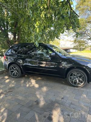 Black BMW X5 2011 in Jelgava, with an engine capacity of 3.00 L and mileage of 176 thousand km for 12500 €, photo 2 on AUTOMOTO.COM.LV