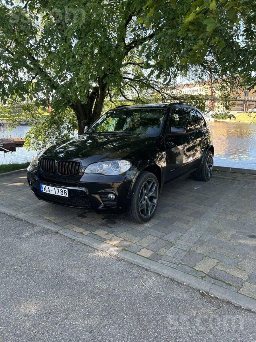 Black BMW X5 2011 in Jelgava, with an engine capacity of 3.00 L and mileage of 176 thousand km for 12500 €, photo 4 on AUTOMOTO.COM.LV