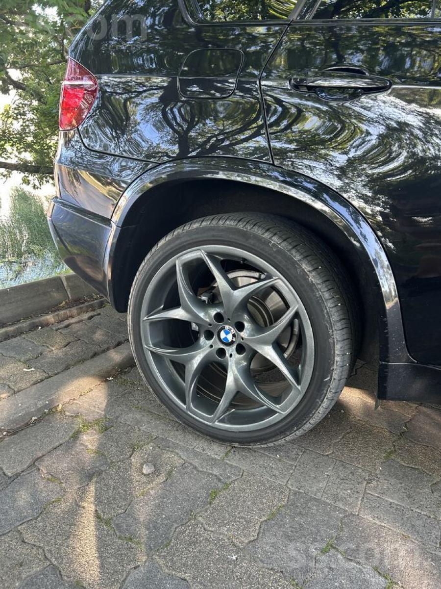Black BMW X5 2011 in Jelgava, with an engine capacity of 3.00 L and mileage of 176 thousand km for 12500 €, photo 6 on AUTOMOTO.COM.LV