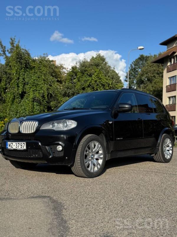 Black BMW X5 2011 in Riga, with an engine capacity of 4.00 L and mileage of 268 thousand km for 11400 €, photo 2 on AUTOMOTO.COM.LV