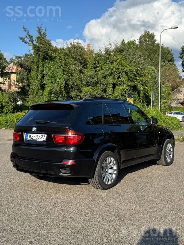 Black BMW X5 2011 in Riga, with an engine capacity of 4.00 L and mileage of 268 thousand km for 11400 €, photo 3 on AUTOMOTO.COM.LV