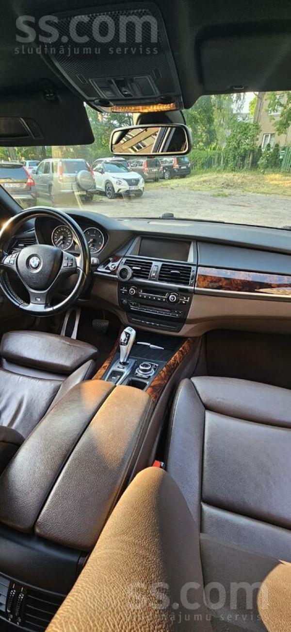 Black BMW X5 2011 in Riga, with an engine capacity of 4.00 L and mileage of 268 thousand km for 11400 €, photo 8 on AUTOMOTO.COM.LV