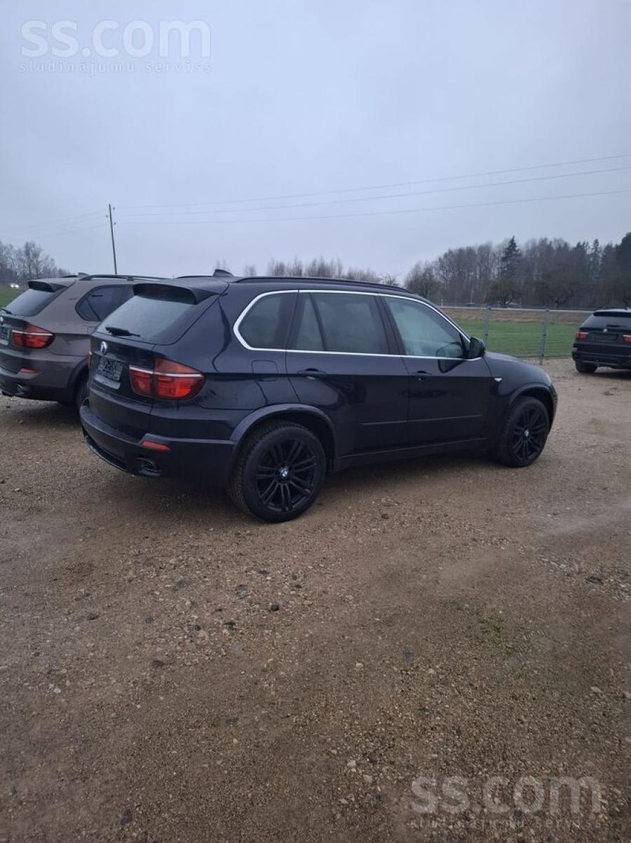 Black BMW X5 2011 in Tukums, with an engine capacity of 3.00 L and mileage of 0 thousand km for 15500 €, photo 3 on AUTOMOTO.COM.LV
