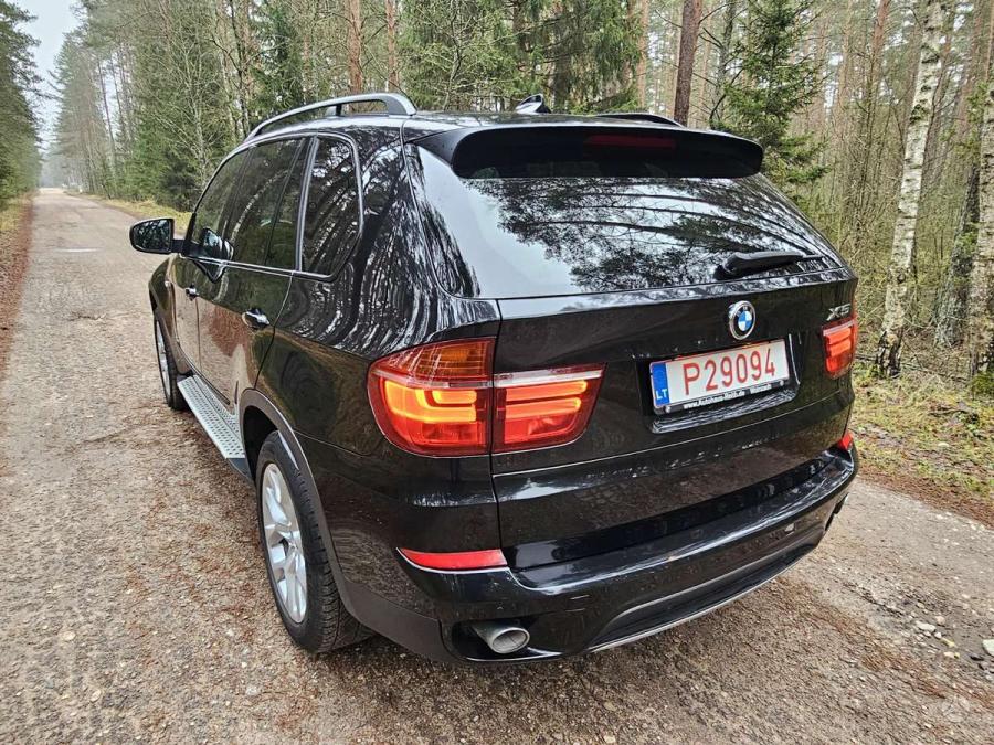 Black BMW X5 2011 in Vilnius, with an engine capacity of 2.99 L and mileage of 275 thousand km for 12800 €, photo 4 on AUTOMOTO.COM.LV