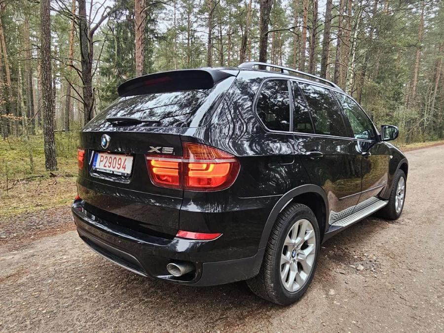 Black BMW X5 2011 in Vilnius, with an engine capacity of 2.99 L and mileage of 275 thousand km for 12800 €, photo 5 on AUTOMOTO.COM.LV