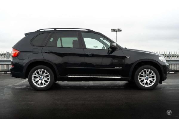 Black BMW X5 2011 in Vilnius, with an engine capacity of 2.99 L and mileage of 278 thousand km for 9900 €, photo 9 on AUTOMOTO.COM.LV