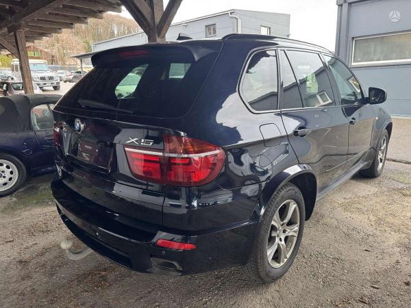 Black BMW X5 2011 in Vilnius, with an engine capacity of 2.99 L and mileage of 250 thousand km for 10150 €, photo 5 on AUTOMOTO.COM.LV