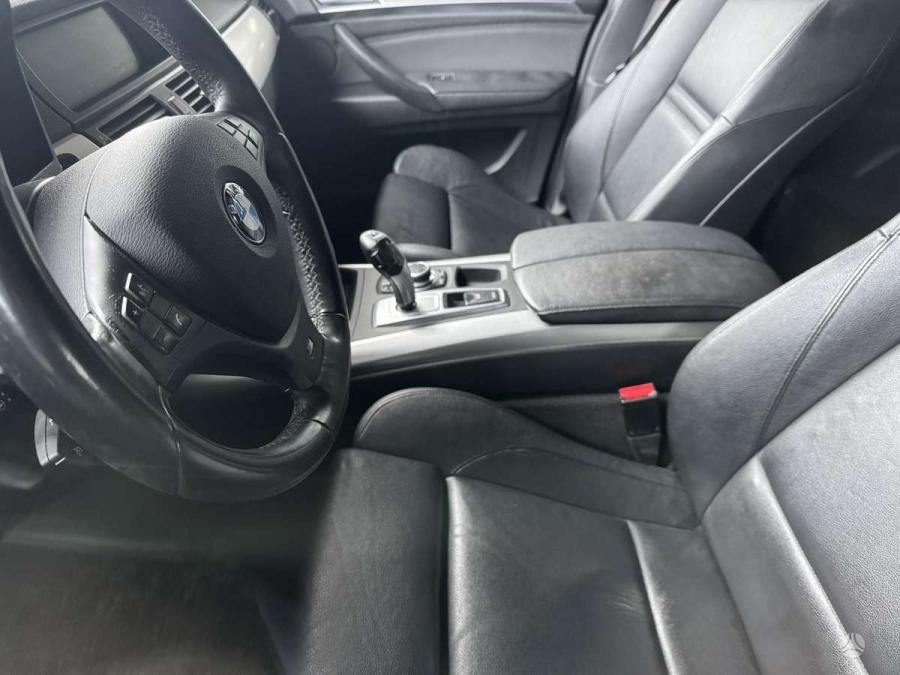 Black BMW X5 2011 in Vilnius, with an engine capacity of 2.99 L and mileage of 250 thousand km for 10150 €, photo 8 on AUTOMOTO.COM.LV