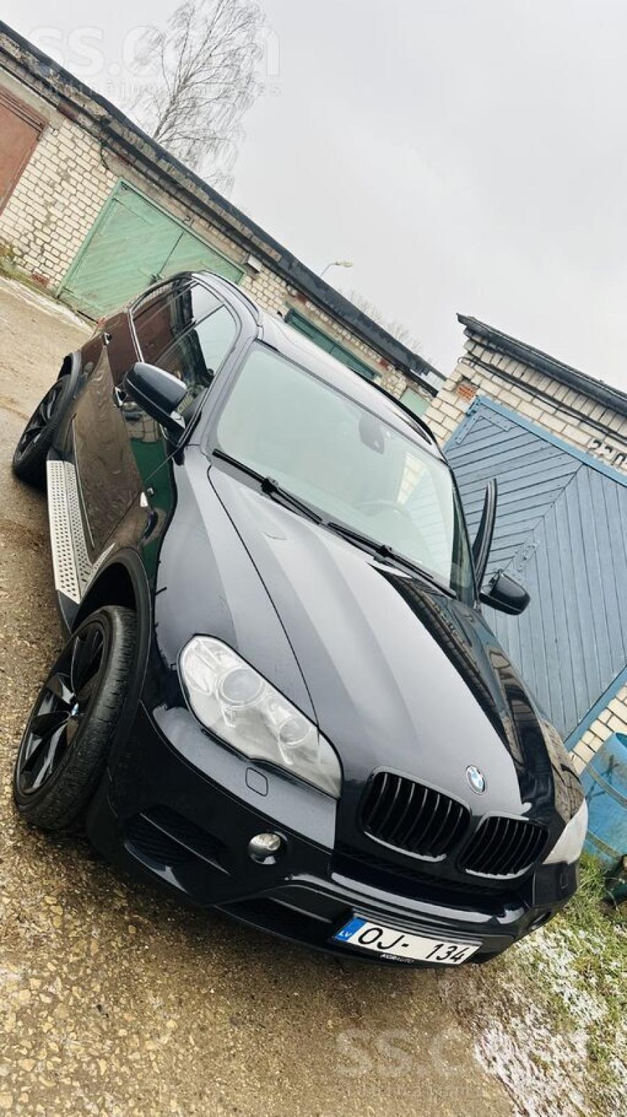 Black BMW X5 2011 in Riga, with an engine capacity of 3.00 L and mileage of 275 thousand km for 14500 €, photo 1 on AUTOMOTO.COM.LV