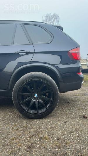 Black BMW X5 2011 in Riga, with an engine capacity of 3.00 L and mileage of 275 thousand km for 14500 €, photo 5 on AUTOMOTO.COM.LV