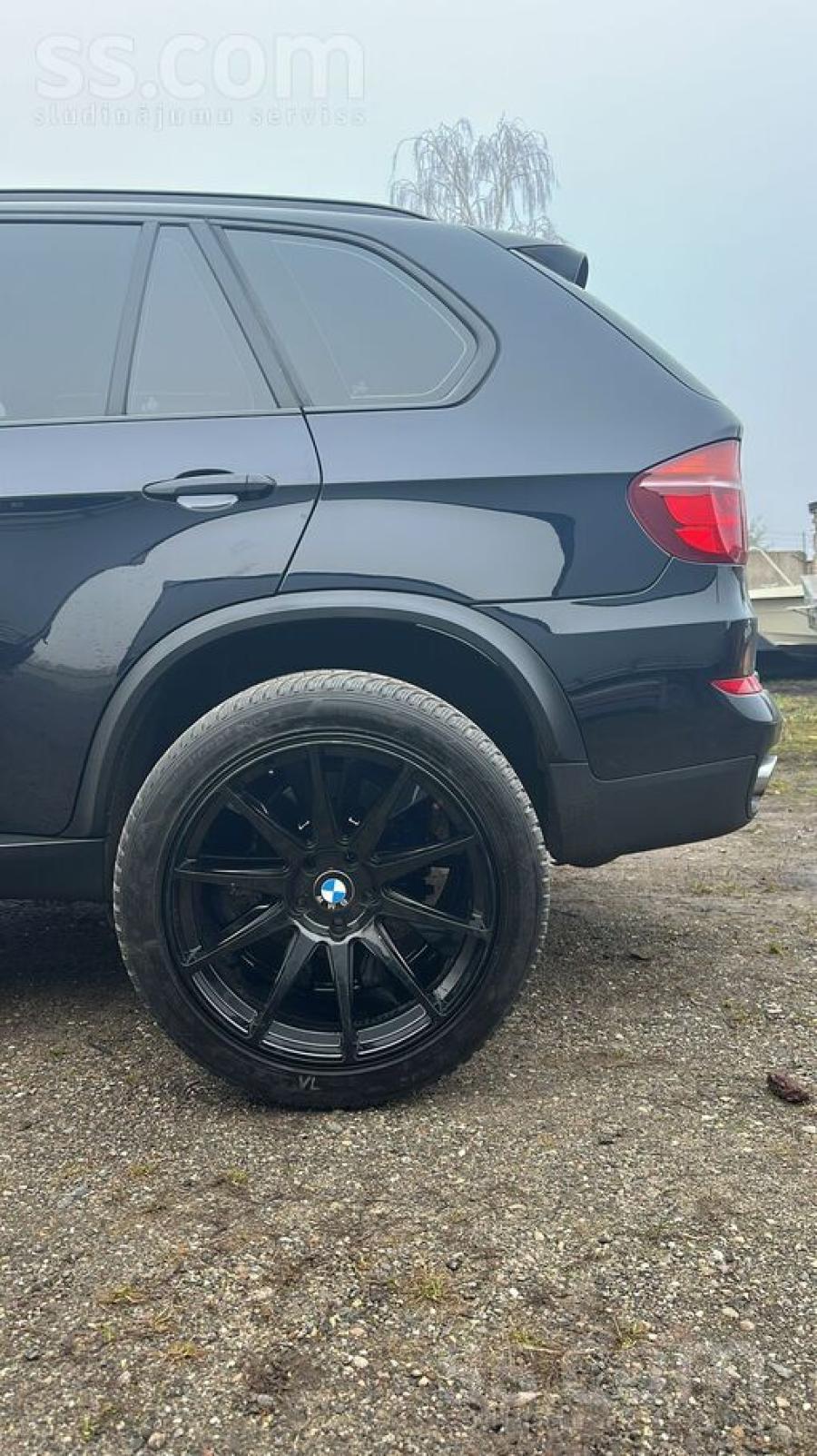 Black BMW X5 2011 in Riga, with an engine capacity of 3.00 L and mileage of 275 thousand km for 14500 €, photo 5 on AUTOMOTO.COM.LV