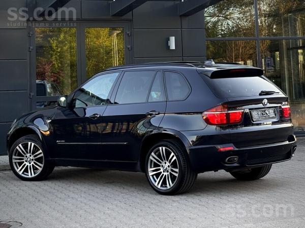 Black BMW X5 2011 in Riga, with an engine capacity of 3.00 L and mileage of 248 thousand km for 13950 €, photo 4 on AUTOMOTO.COM.LV