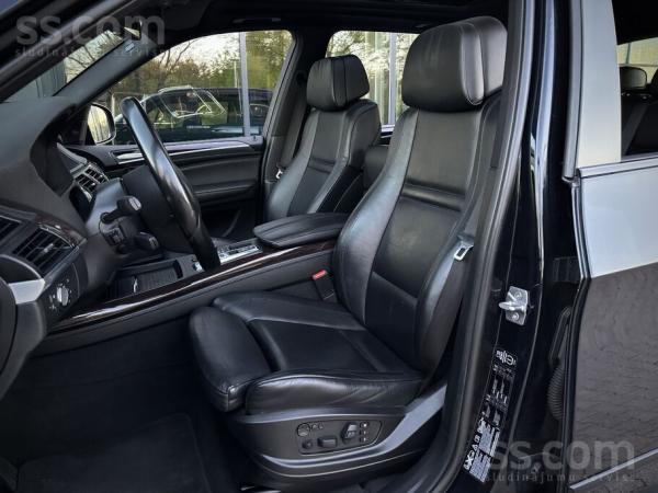 Black BMW X5 2011 in Riga, with an engine capacity of 3.00 L and mileage of 248 thousand km for 13950 €, photo 10 on AUTOMOTO.COM.LV