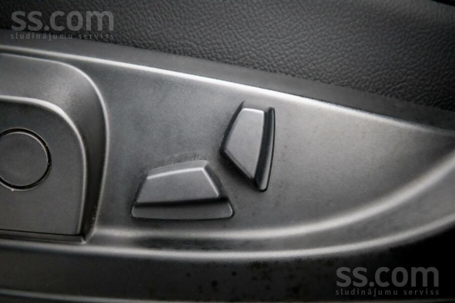 Black BMW X5 2011 in Riga, with an engine capacity of 3.00 L and mileage of 330 thousand km for 11990 €, photo 13 on AUTOMOTO.COM.LV