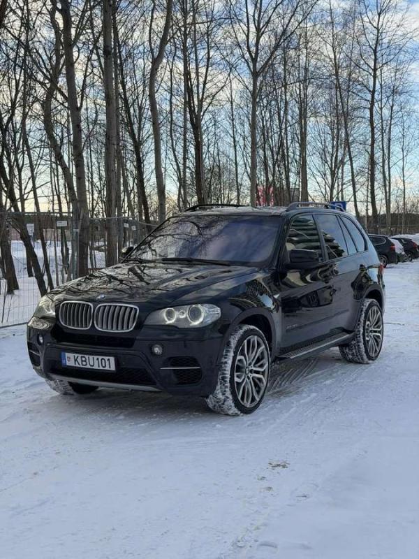Black BMW X5 2011 in Vilnius, with an engine capacity of 2.99 L and mileage of 312 thousand km for 10998 €, photo 1 on AUTOMOTO.COM.LV