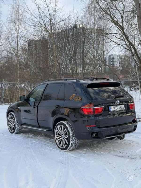 Black BMW X5 2011 in Vilnius, with an engine capacity of 2.99 L and mileage of 312 thousand km for 10998 €, photo 4 on AUTOMOTO.COM.LV
