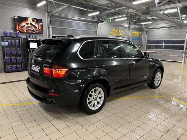 Black BMW X5 2011 in Vilnius, with an engine capacity of 2.99 L and mileage of 280 thousand km for 8700 €, photo 2 on AUTOMOTO.COM.LV