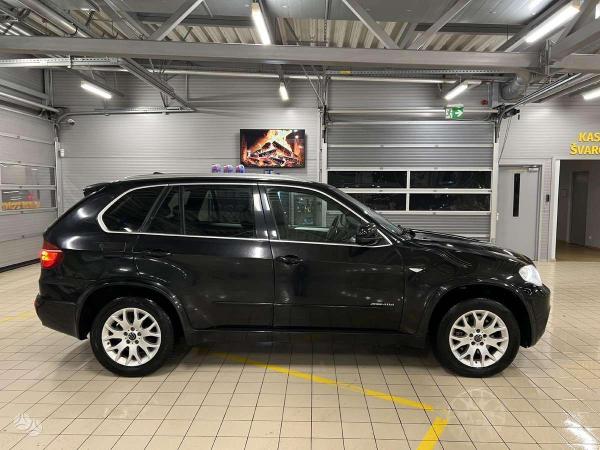 Black BMW X5 2011 in Vilnius, with an engine capacity of 2.99 L and mileage of 280 thousand km for 8700 €, photo 3 on AUTOMOTO.COM.LV