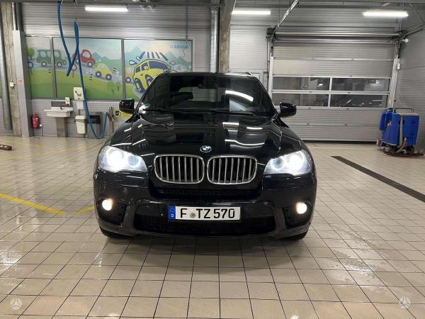 Black BMW X5 2011 in Vilnius, with an engine capacity of 2.99 L and mileage of 280 thousand km for 8700 €, photo 4 on AUTOMOTO.COM.LV