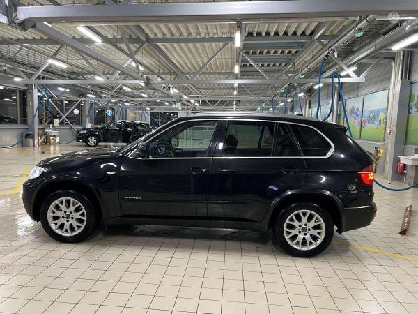 Black BMW X5 2011 in Vilnius, with an engine capacity of 2.99 L and mileage of 280 thousand km for 8700 €, photo 6 on AUTOMOTO.COM.LV