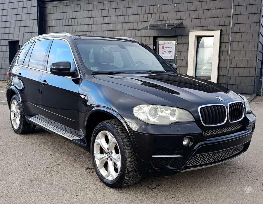 Black BMW X5 2011 in Kaunas, with an engine capacity of 3.00 L and mileage of 260 thousand km for 8800 €, photo 1 on AUTOMOTO.COM.LV